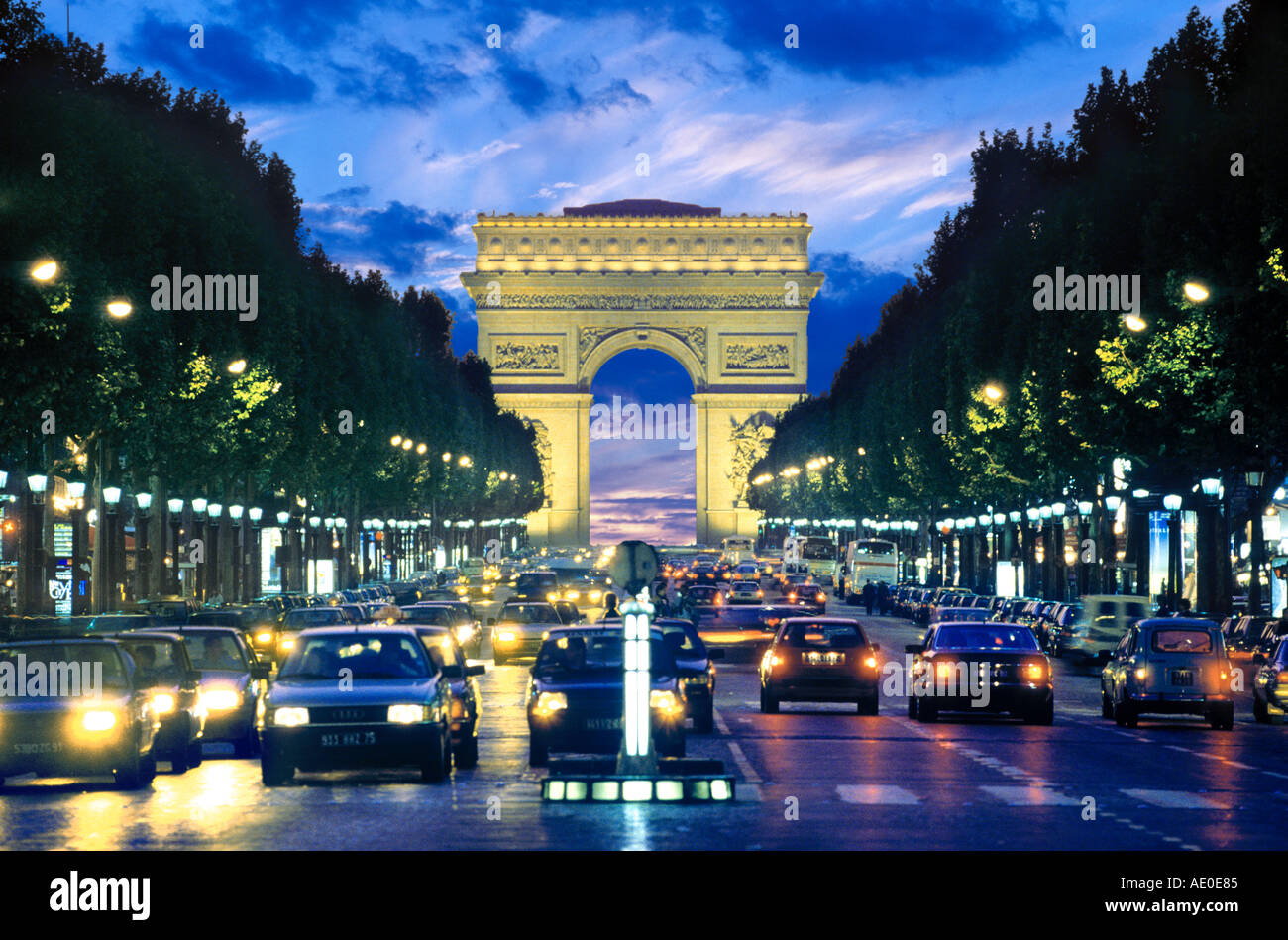 Viale degli Champs Elysees e l' Arc de Triomphe Paris Francia Foto ...