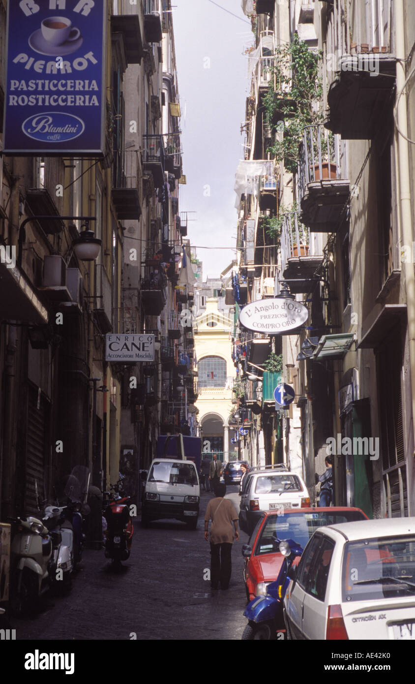 I vicoli secondari di napoli immagini e fotografie stock ad alta ...