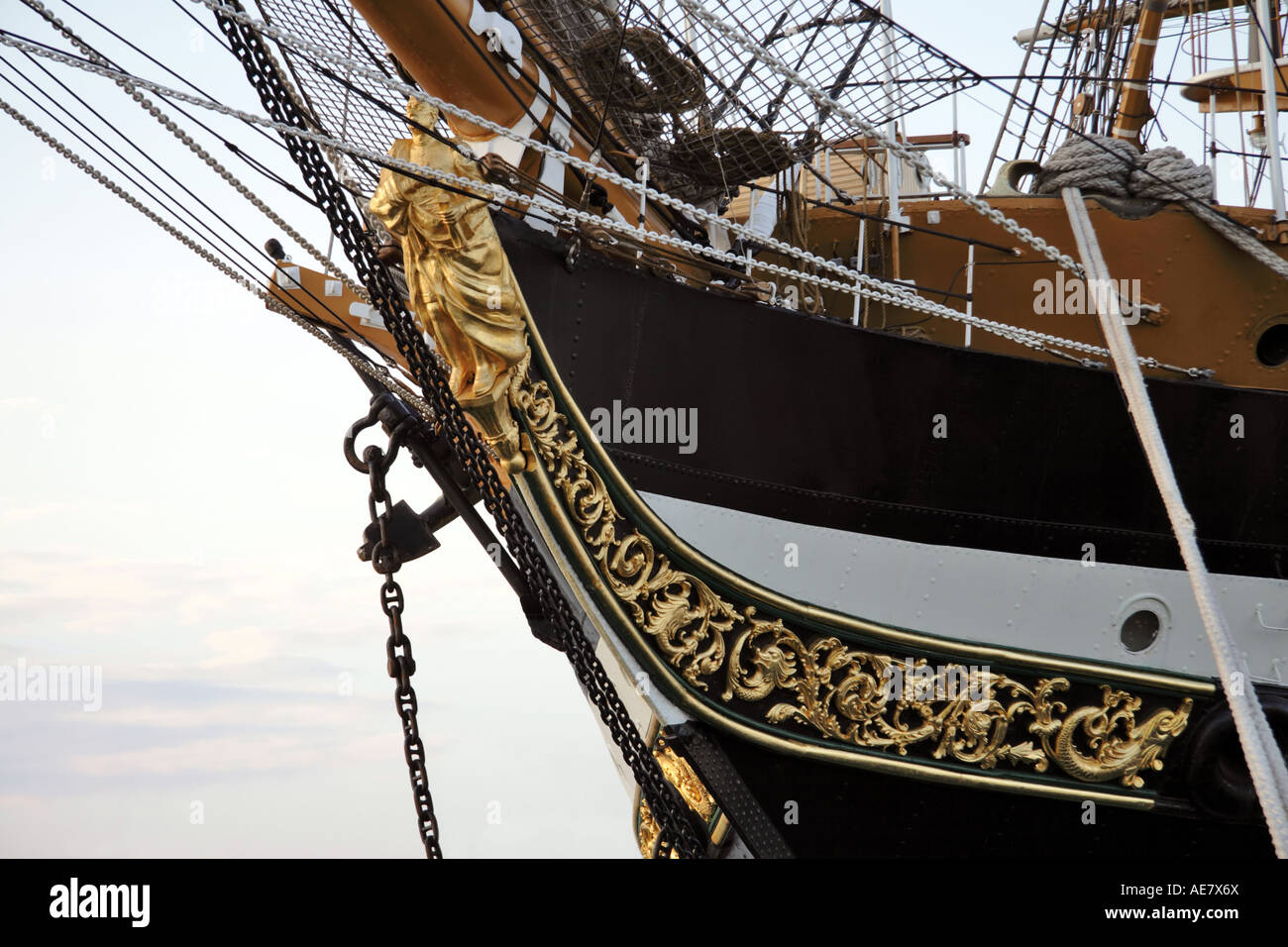 Polena sulla prua di Amerigo Vespucci nave scuola Foto stock - Alamy