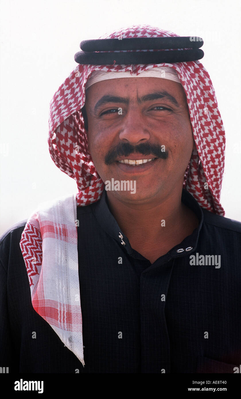 Giordano uomo beduino indossando una keffiyah un tradizionale velo ...