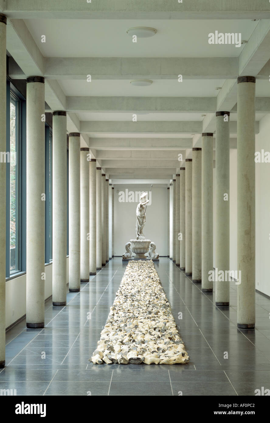 Kleve, Museo Kurhaus, Galerie mit Installation von Richard Long und ...