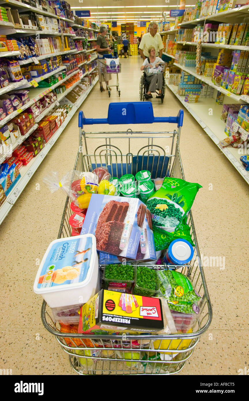 Tesco shopping trolley immagini e fotografie stock ad alta risoluzione ...