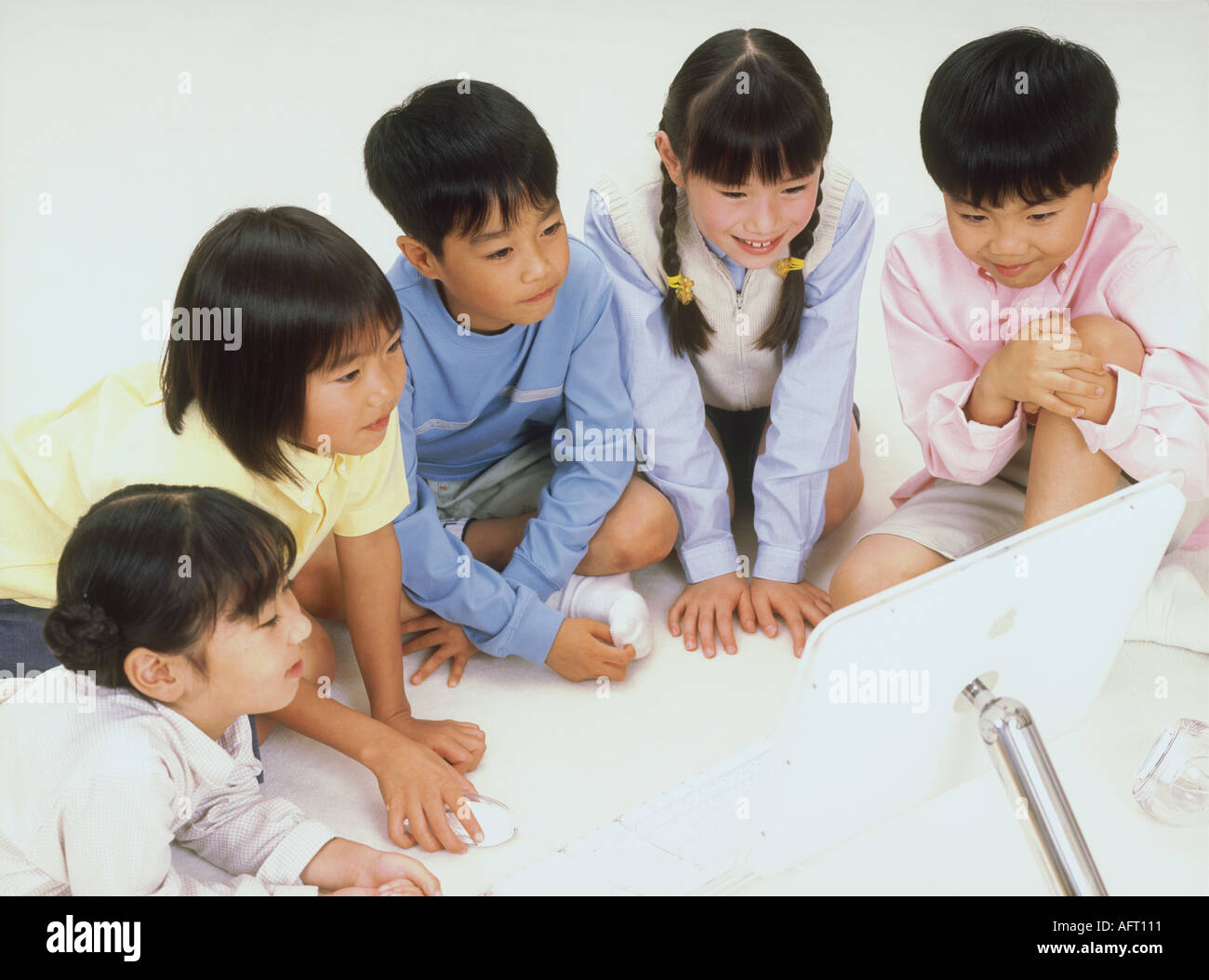 Ragazzi che studiano con computer immagini e fotografie stock ad alta ...