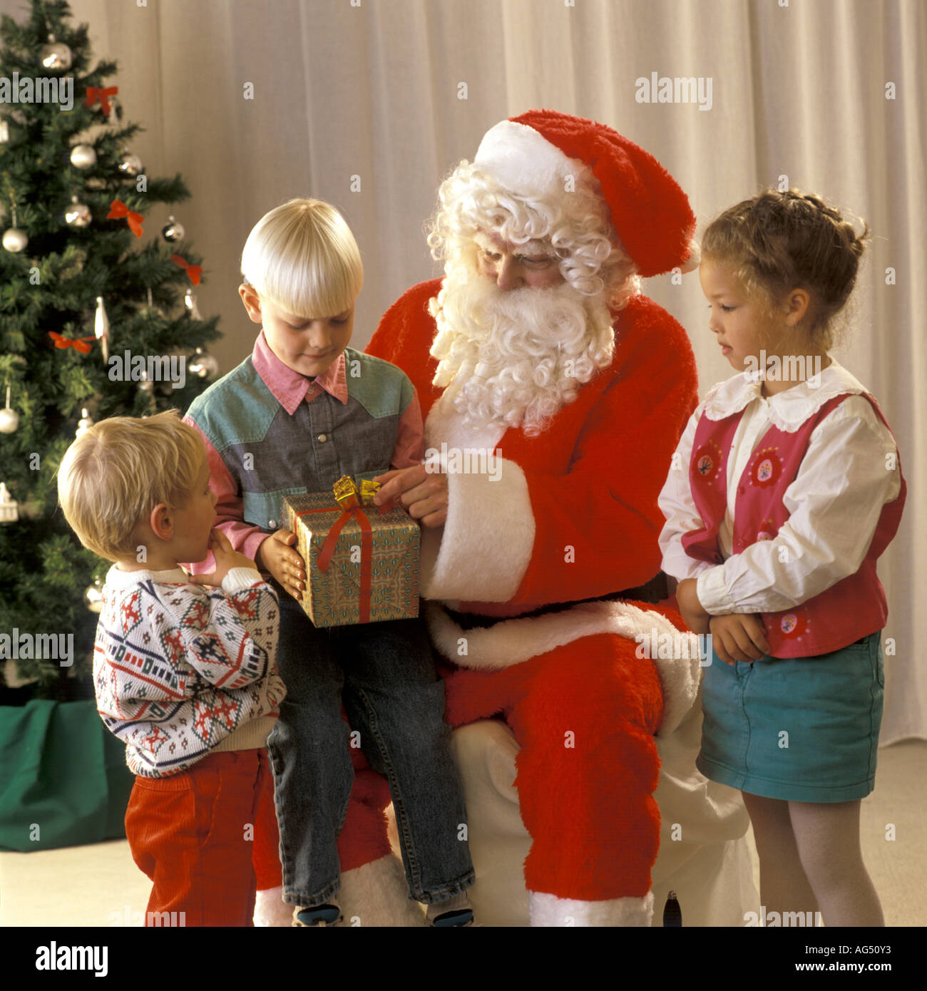 Babbo natale con i bambini immagini e fotografie stock ad alta ...