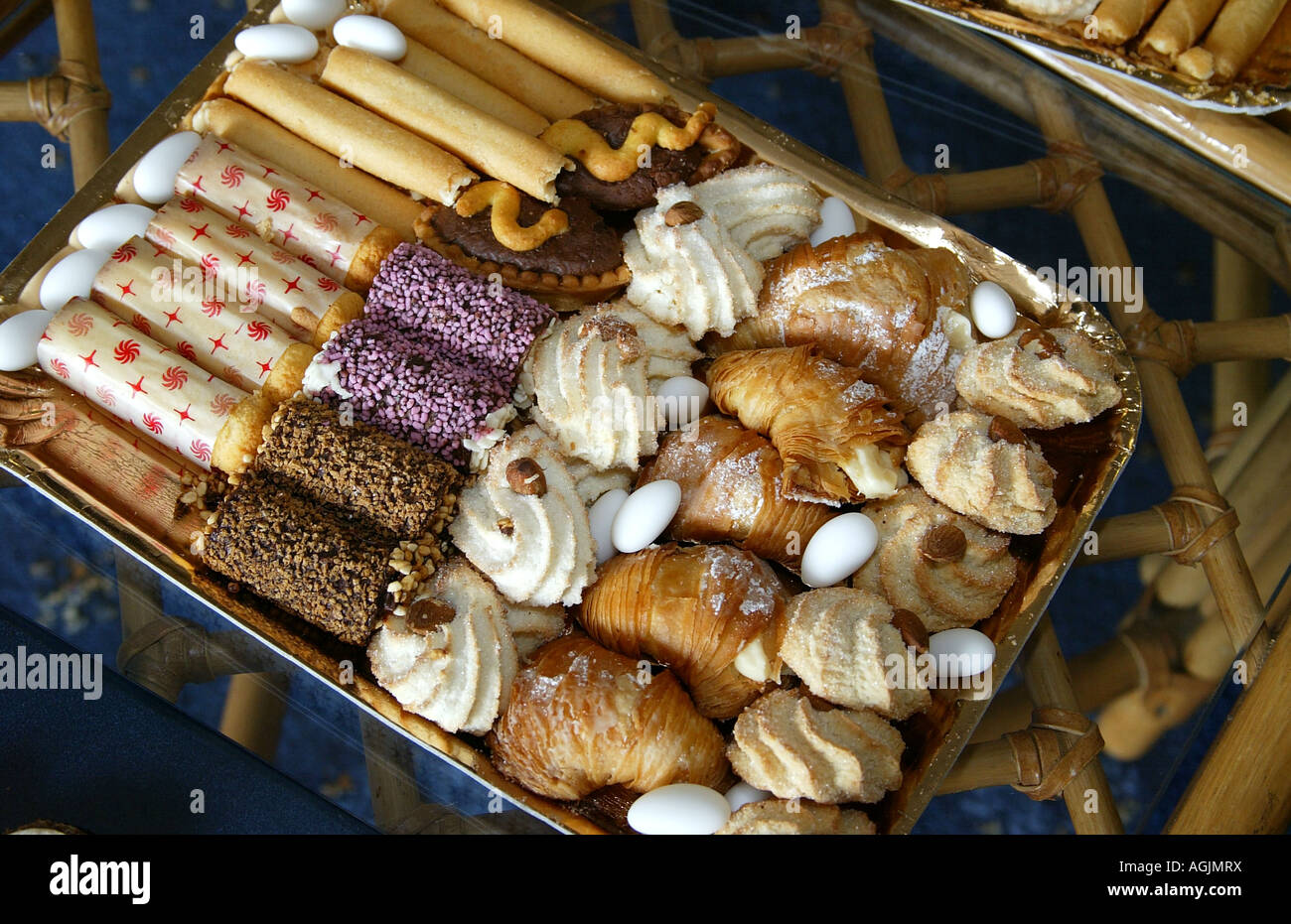 Pasticceria italiana su un piatto di servizio Foto stock - Alamy