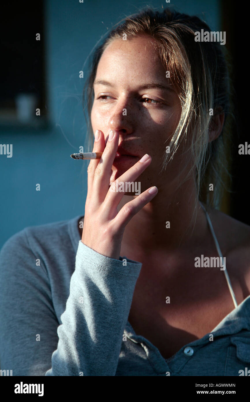 Ragazza bionda che fuma immagini e fotografie stock ad alta risoluzione - Alamy