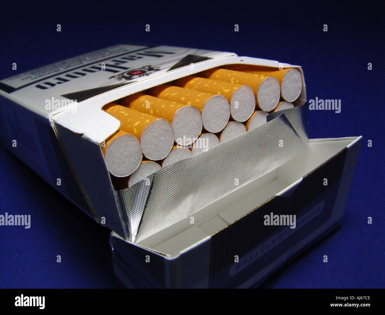 Sigaretta packet immagini e fotografie stock ad alta risoluzione - Alamy