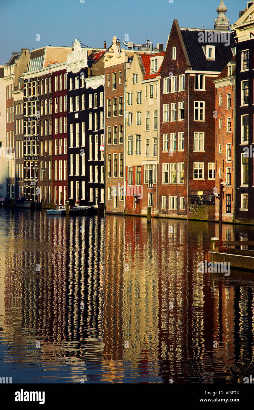 Canale di amsterdam con case colorate riflesse nell'acqua immagini e ...