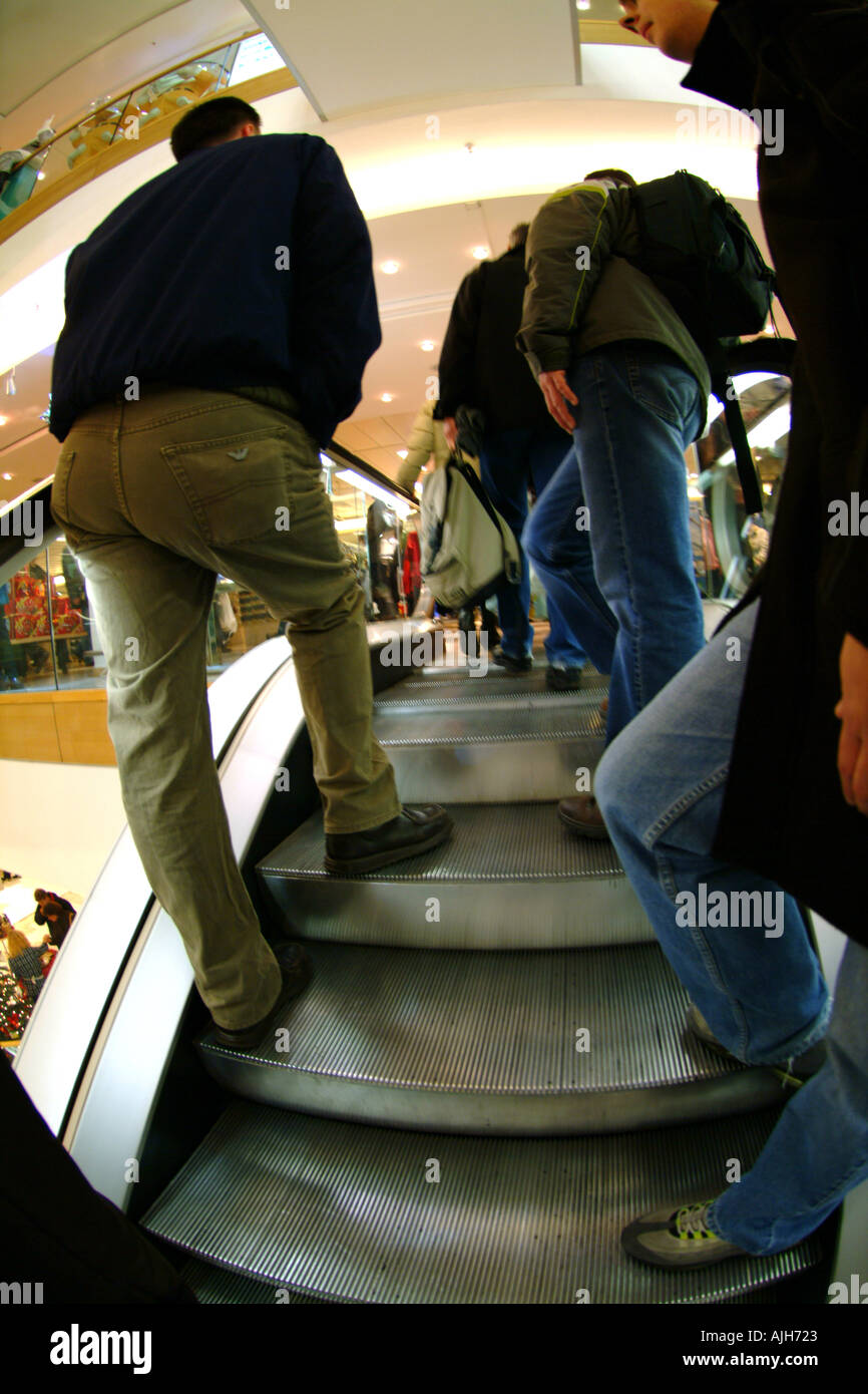 La scala mobile della folla si muove immagini e fotografie stock ad ...