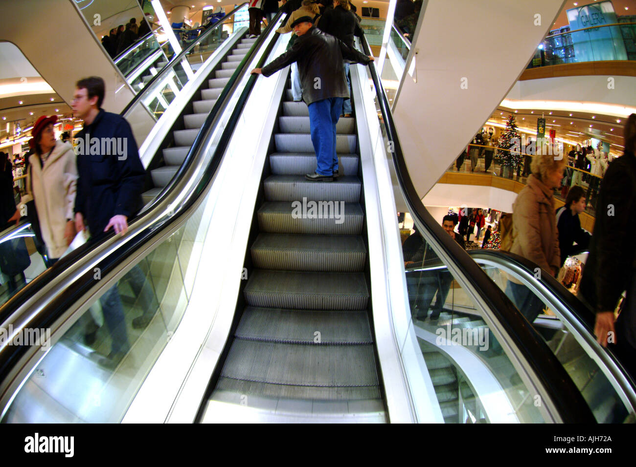 La scala mobile della folla si muove immagini e fotografie stock ad ...