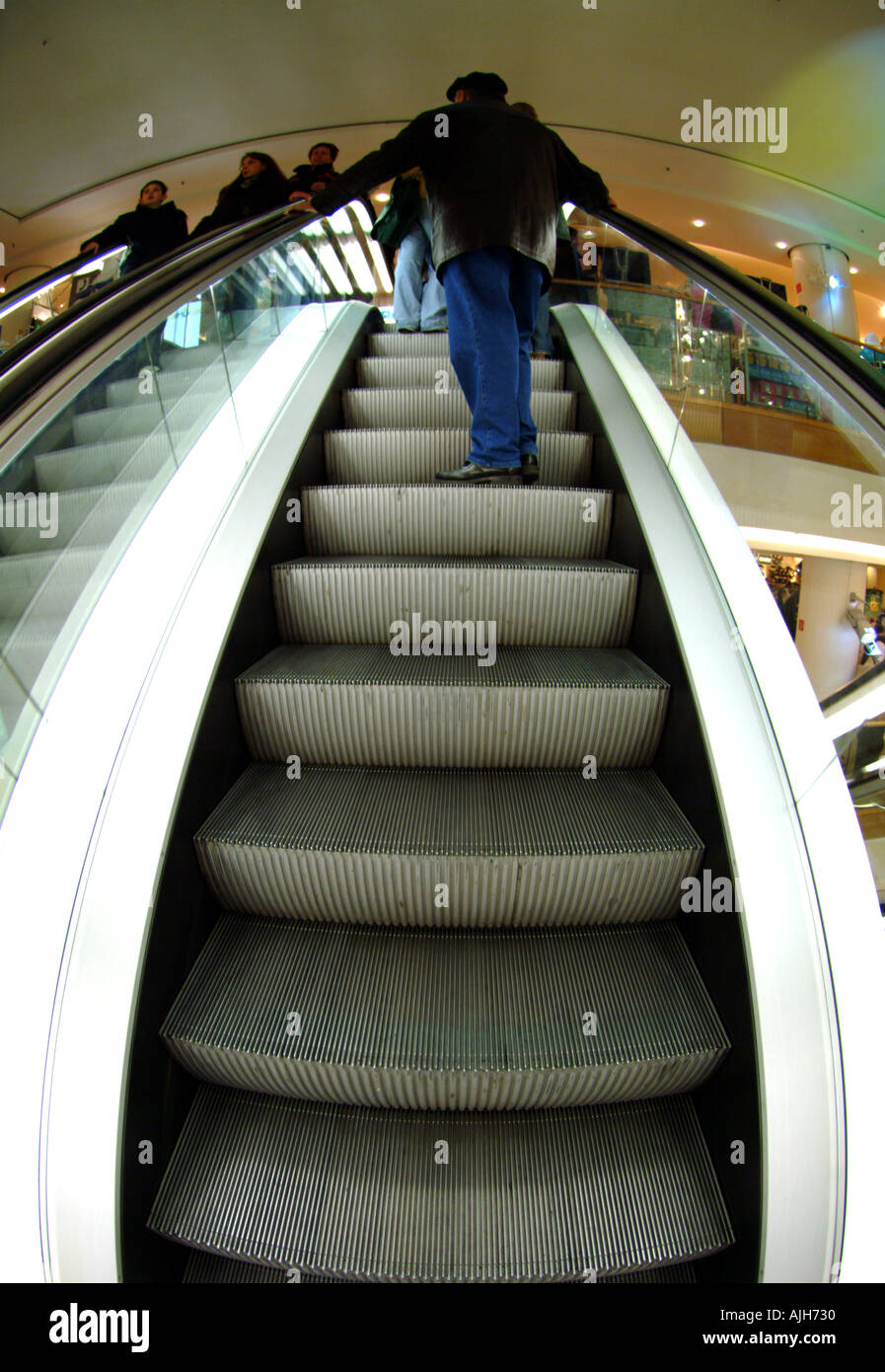 La scala mobile della folla si muove immagini e fotografie stock ad ...