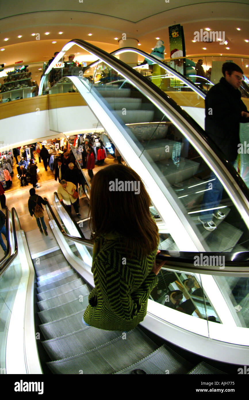 La scala mobile della folla si muove immagini e fotografie stock ad ...