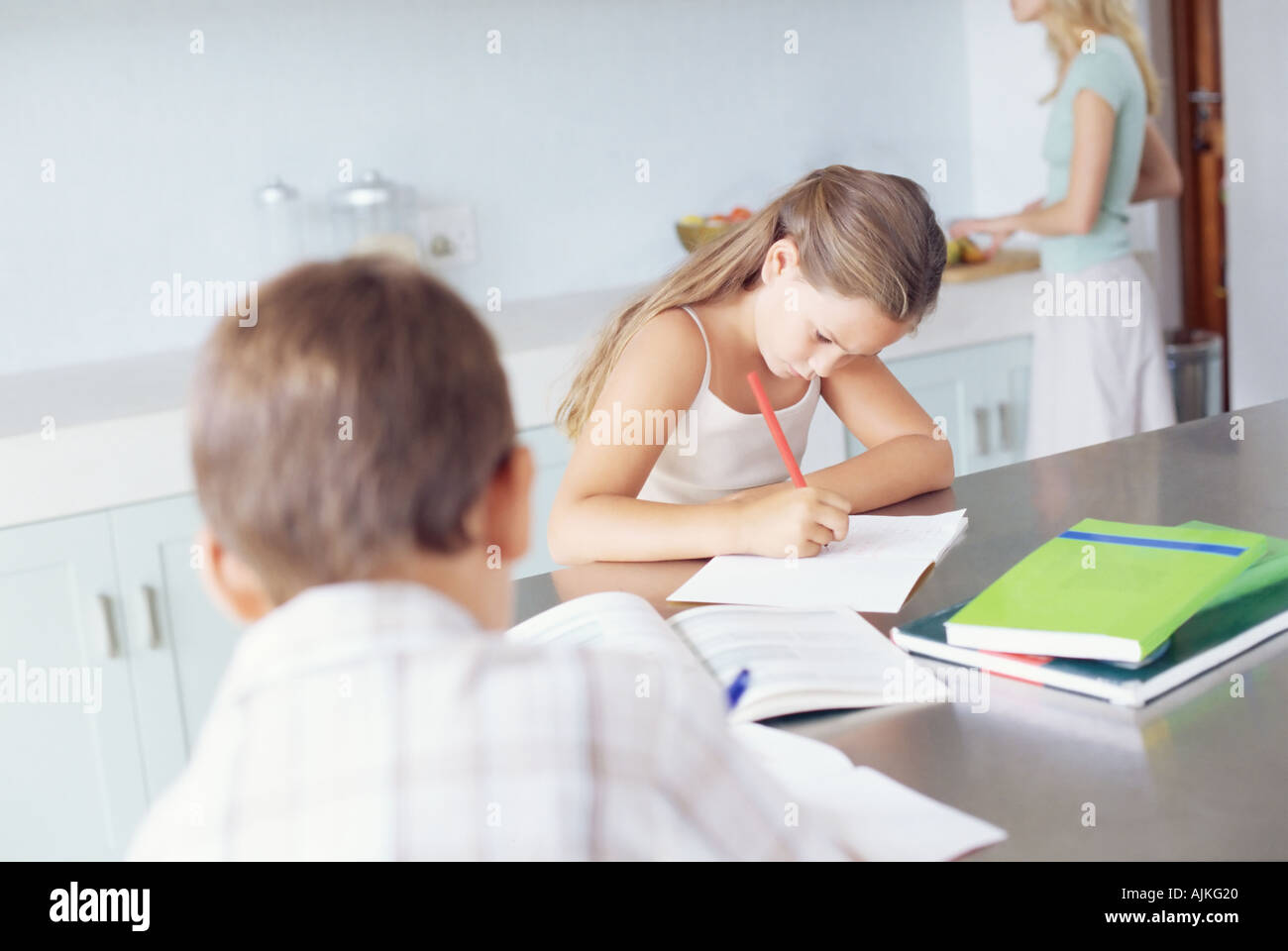 Bambini che fanno i compiti immagini e fotografie stock ad alta ...