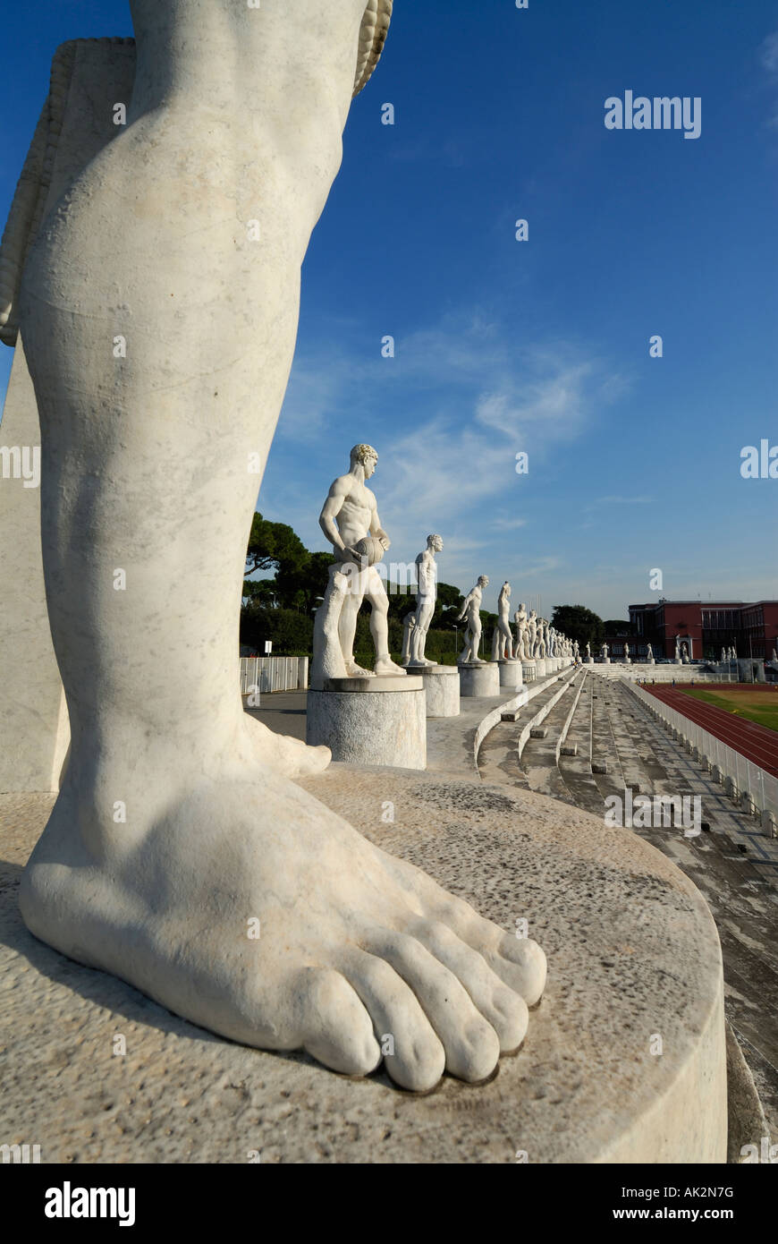 Roma Italia gigantesche statue in marmo di atleti maschili in epoca ...