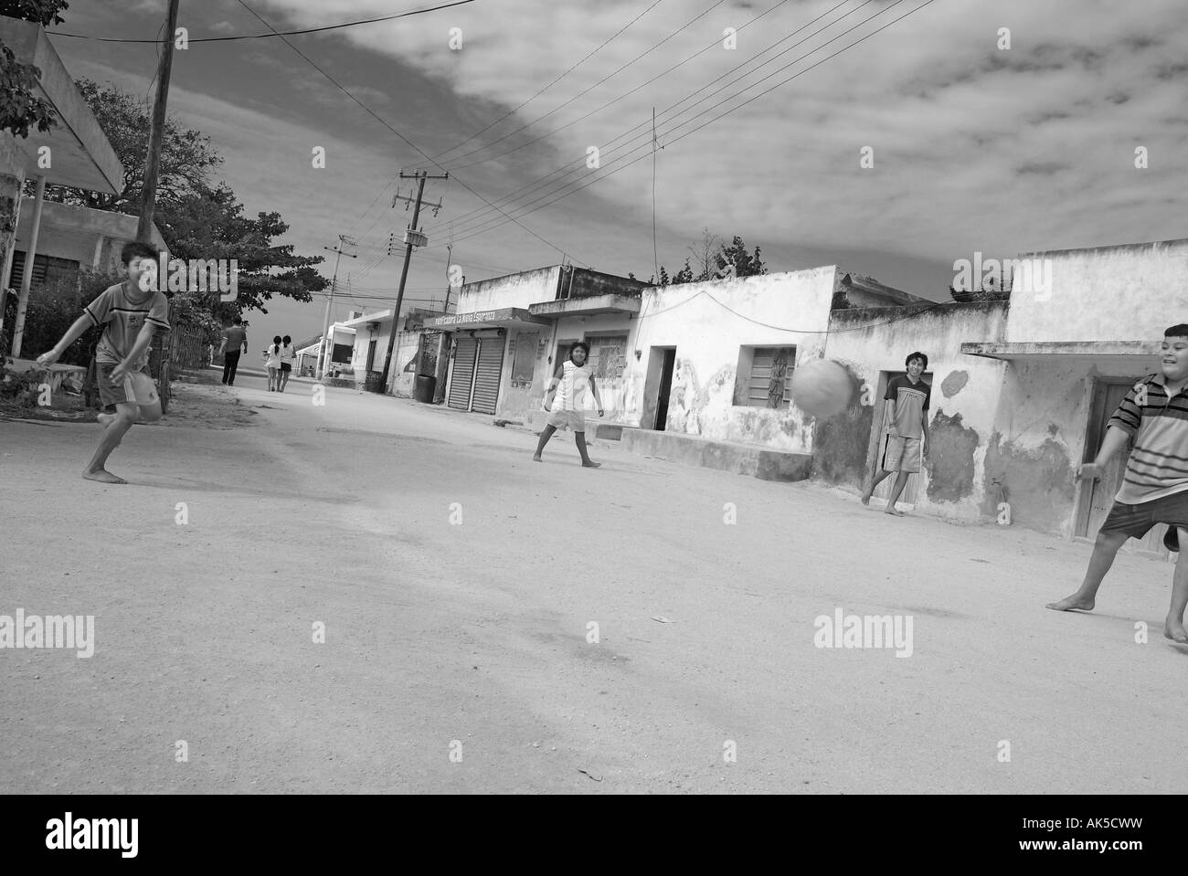 Ragazzi che giocano a calcio Foto e Immagini Stock in Bianco e Nero - Alamy
