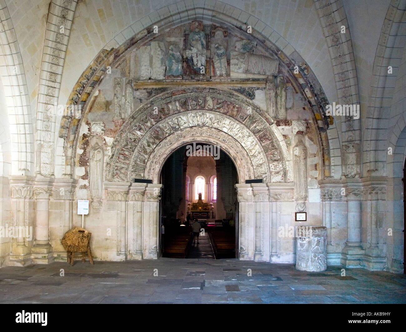 Arco Romanico e acqua santa font all'ingresso della chiesa di Saint ...