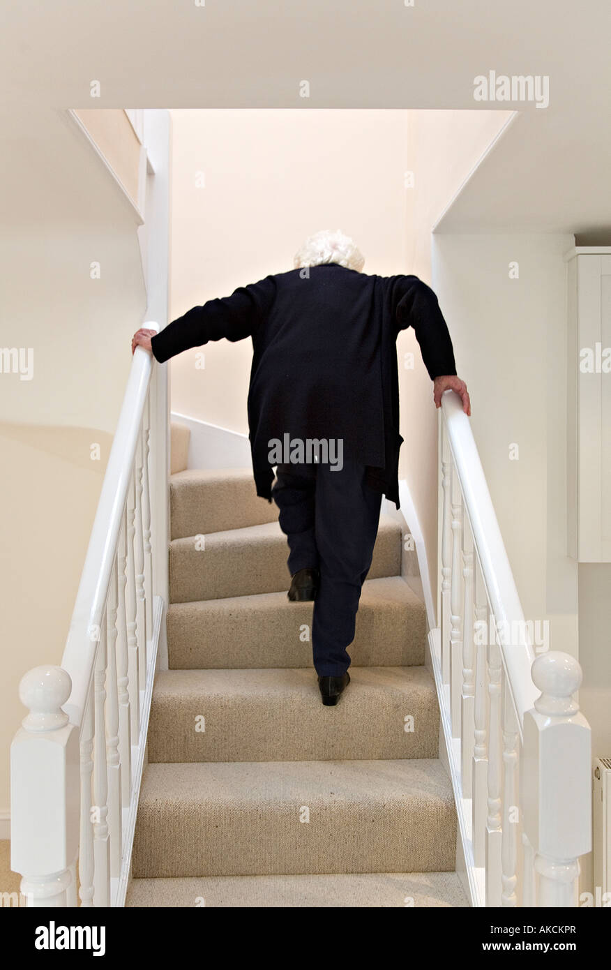 Signora salire le scale immagini e fotografie stock ad alta risoluzione ...