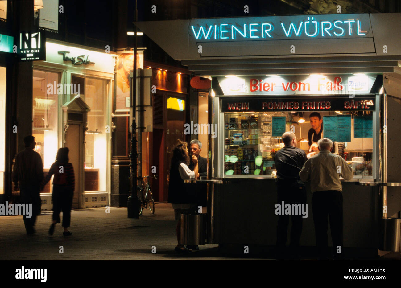 Wurstel stand immagini e fotografie stock ad alta risoluzione - Alamy