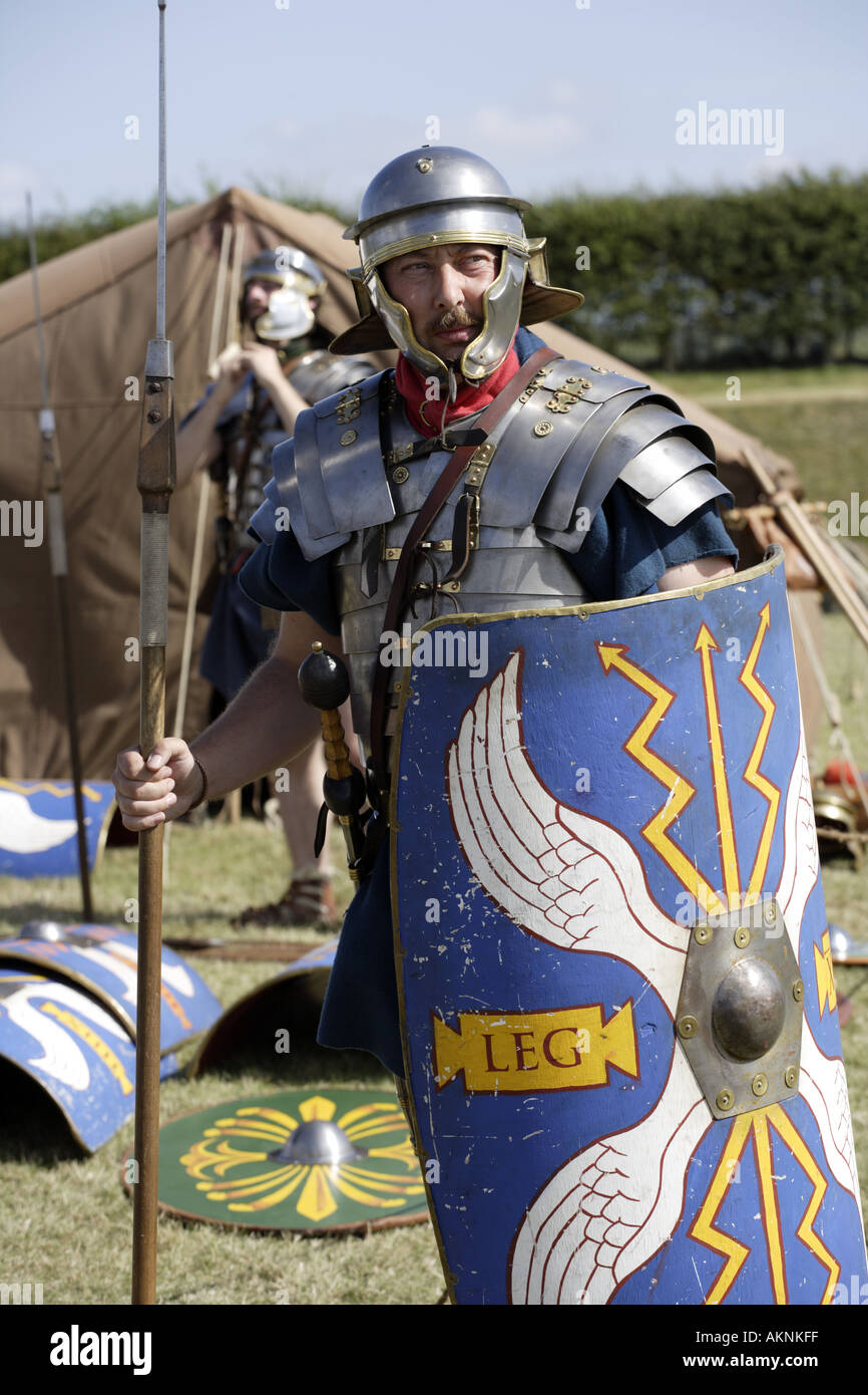 Soldato Romano con scudo scutum giavellotto Foto stock - Alamy
