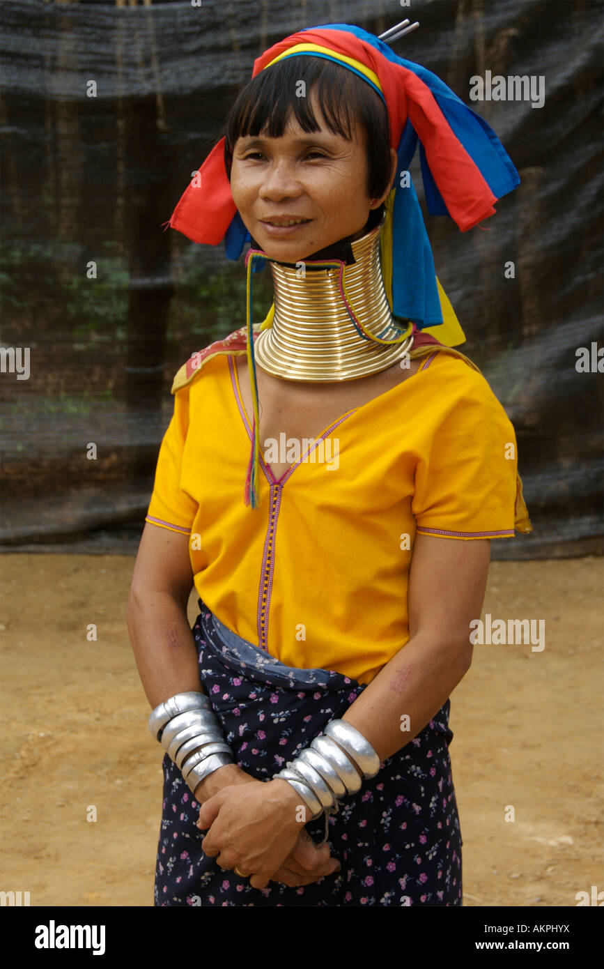 Donne con collo lungo immagini e fotografie stock ad alta risoluzione ...