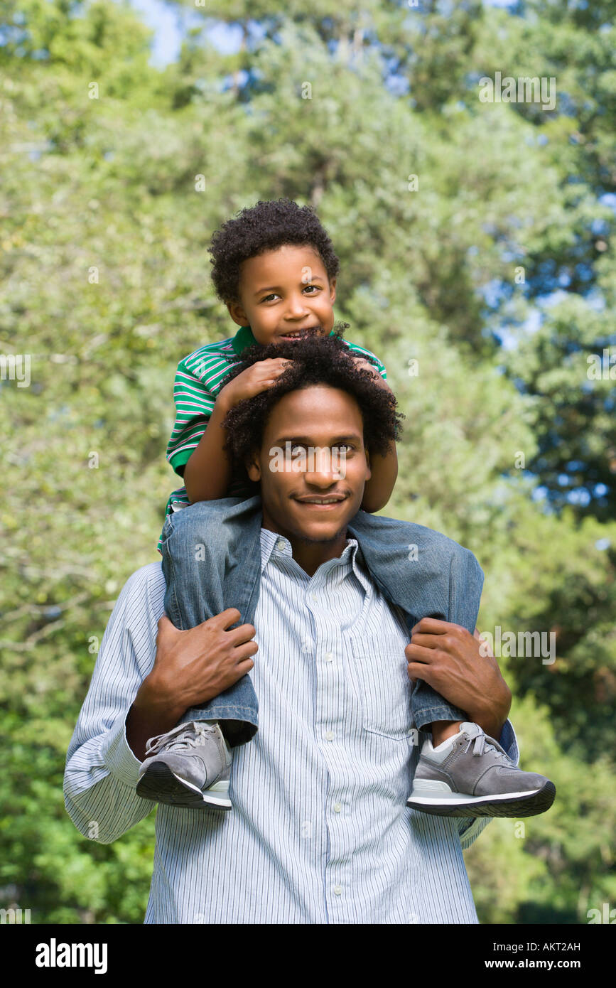 Padre figlio che porta sulle spalle in posizione di parcheggio Foto ...
