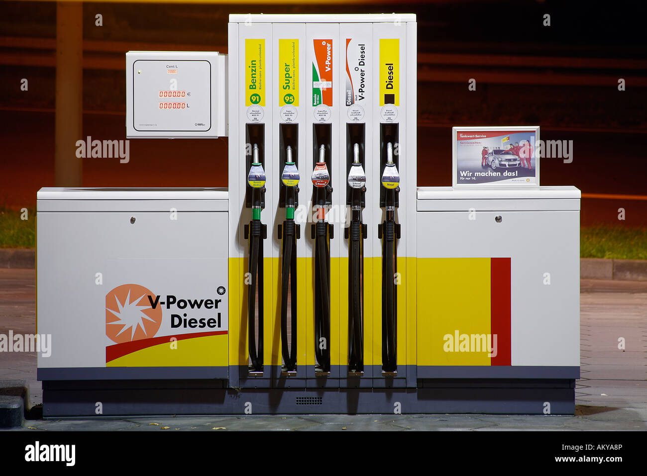 Pompe di benzina illuminate immagini e fotografie stock ad alta ...