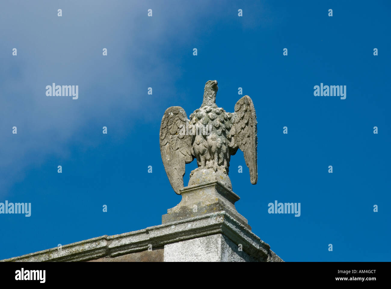 Una scultura di un'aquila con le ali distese decorare il parapetto di ...