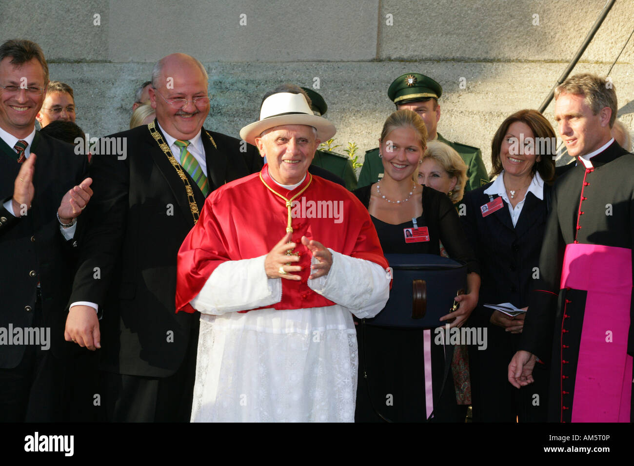 Papa Benedetto XVI. con cappello di Panama , Altoetting, Alta Baviera ...