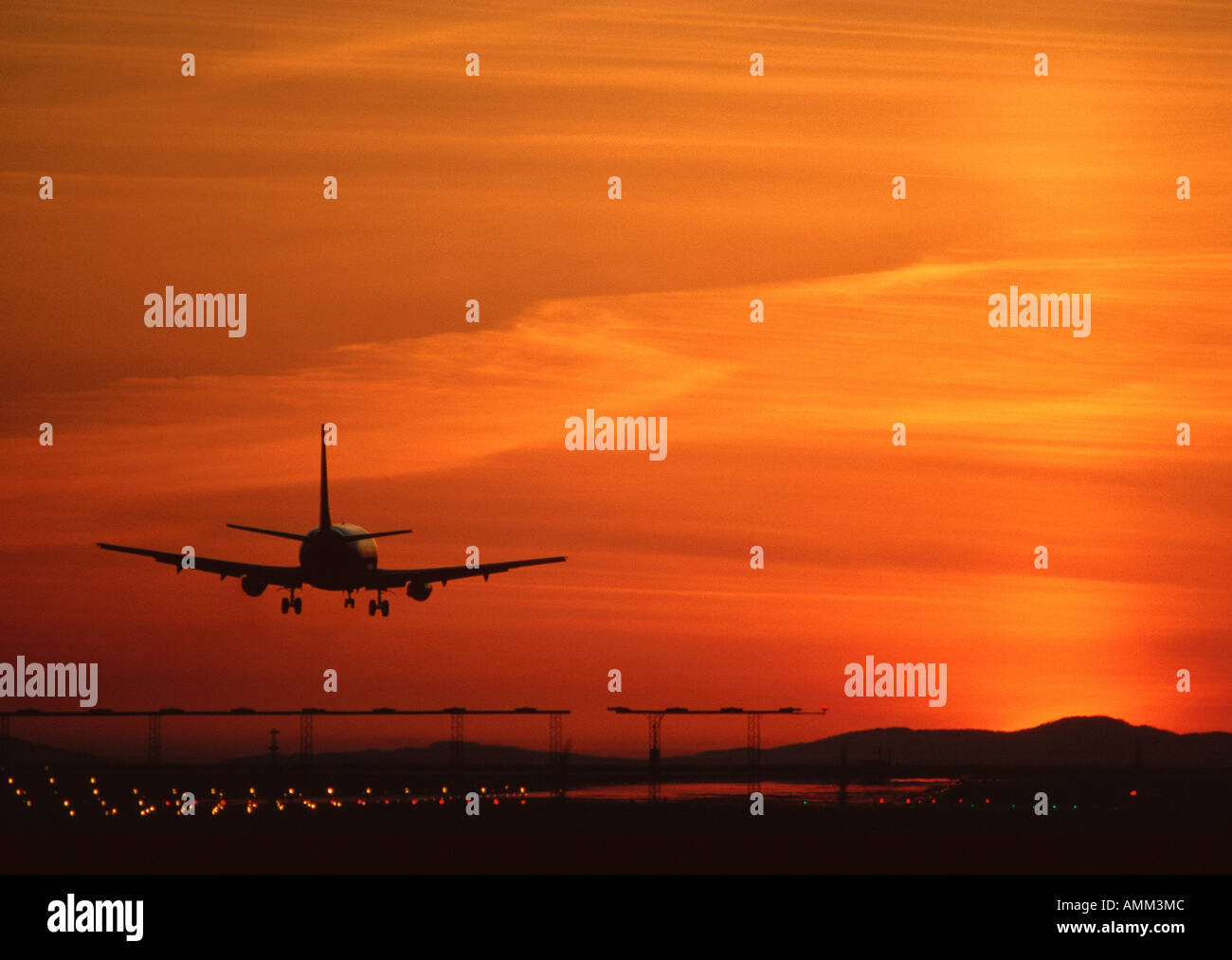 Aereo Che Atterra Al Tramonto Immagini e Fotos Stock - Alamy