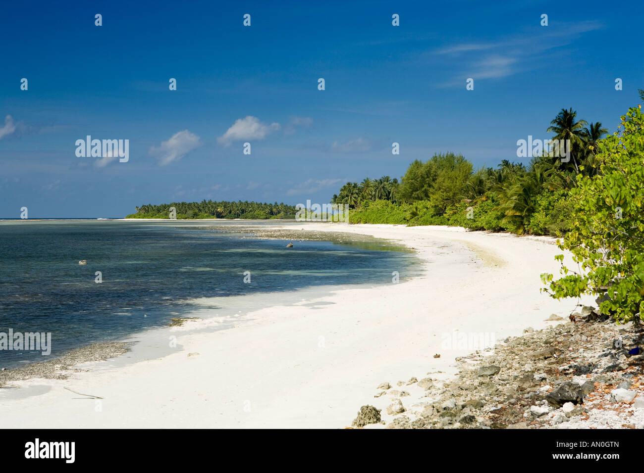 Maldive atollo di Addu Feydhoo west coast beach vicino Dhiguhura isola ...