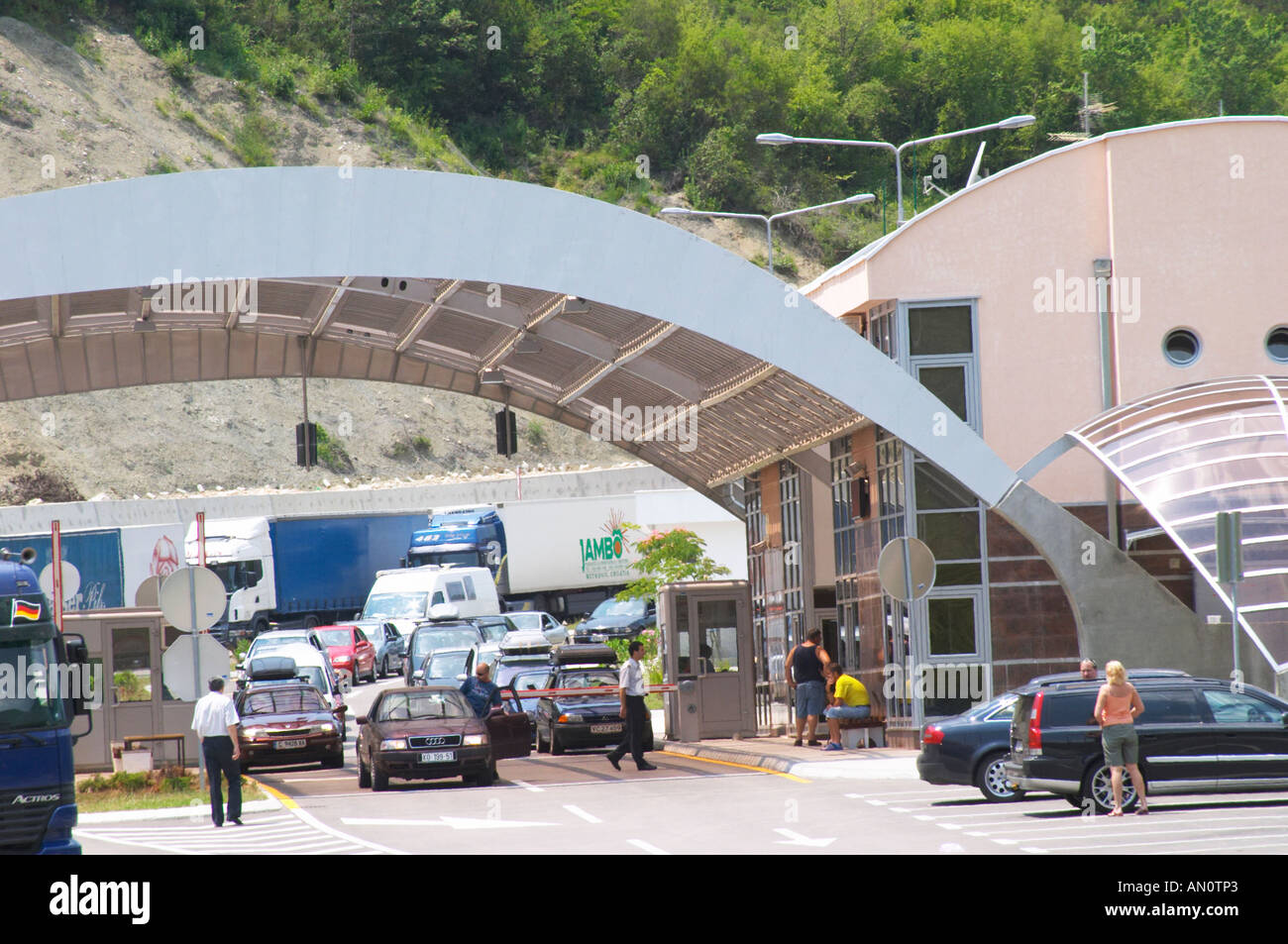 Il varco di frontiera tra la Croazia e il Montenegro con un confine ...