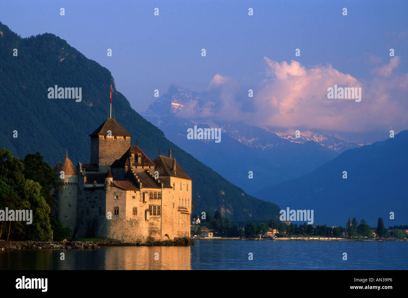 Il Castello di Chillon (Chateau de Chillon) & Lago di Ginevra (Lac ...
