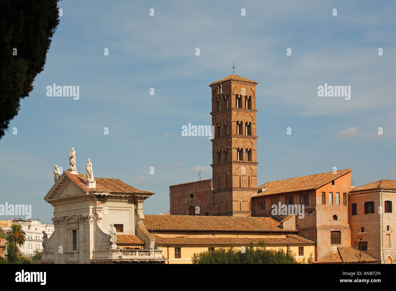 La chiesa e il campanile di santa francesca romana immagini e fotografie stock ad alta ...