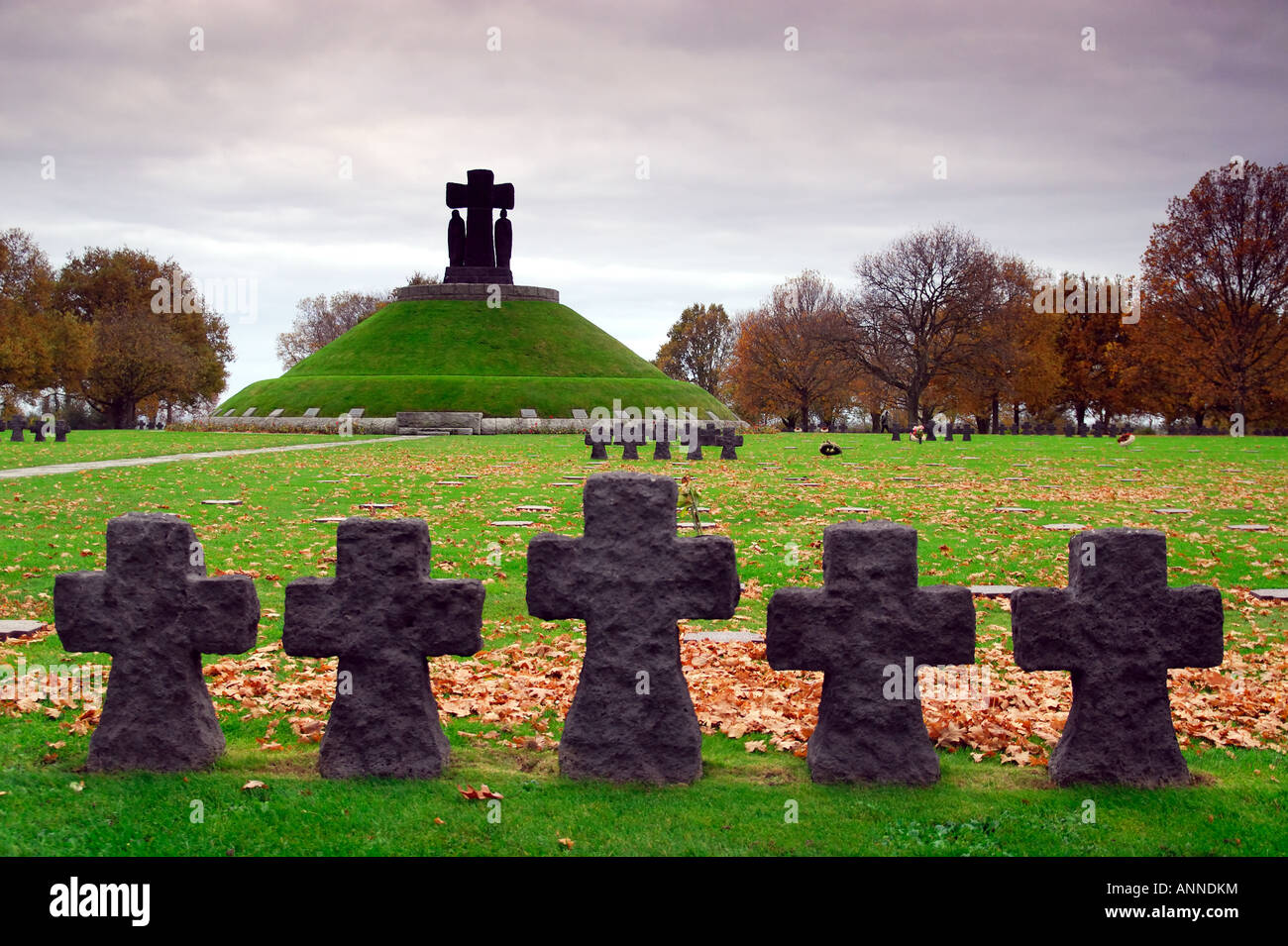 Cimitero di guerra tedesco di La Cambe, Normandia, Francia Foto stock - Alamy