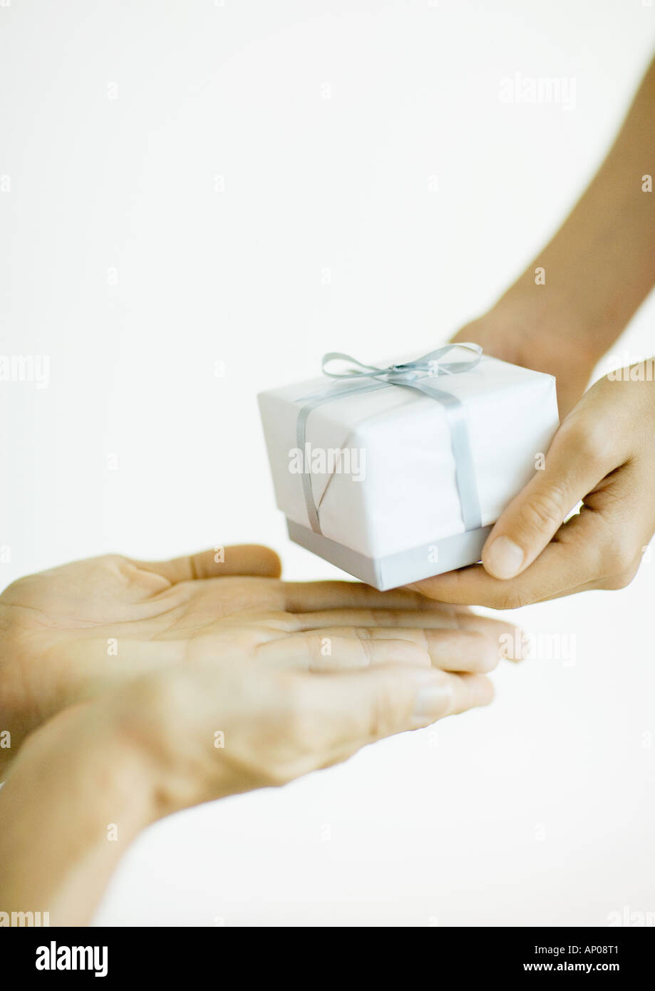 Ricevere riceve regali immagini e fotografie stock ad alta risoluzione ...