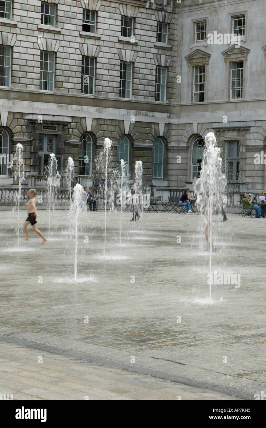 Bambini che giocano nella fontana al Somerset House Londra Inghilterra ...