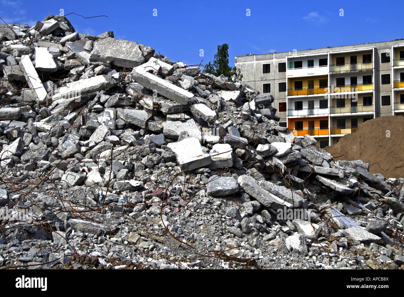 Distrutto il vecchio edificio in cemento in Germania Est Foto stock - Alamy