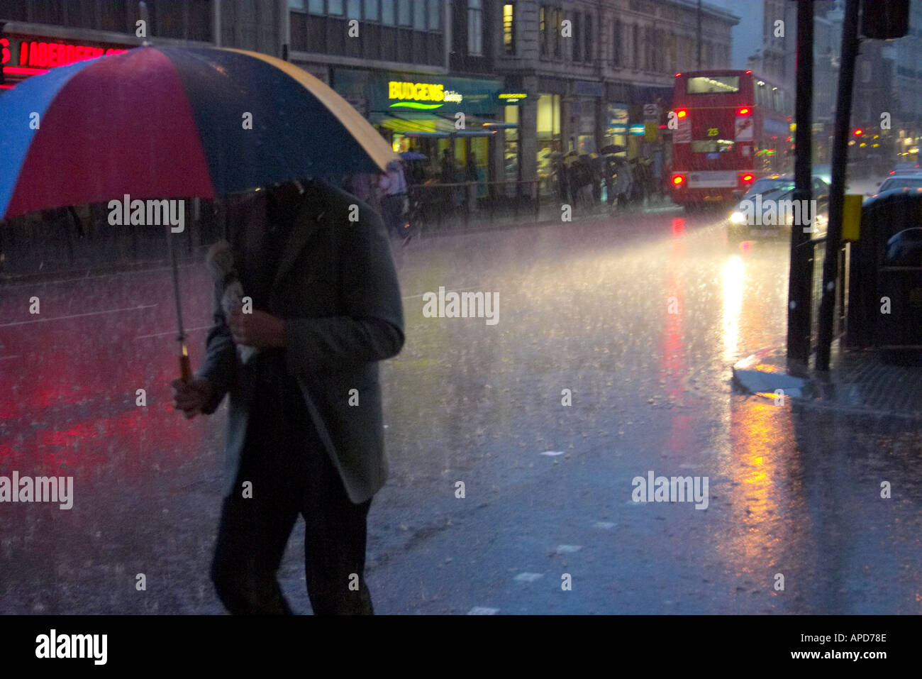 Acquazzone londra immagini e fotografie stock ad alta risoluzione - Alamy