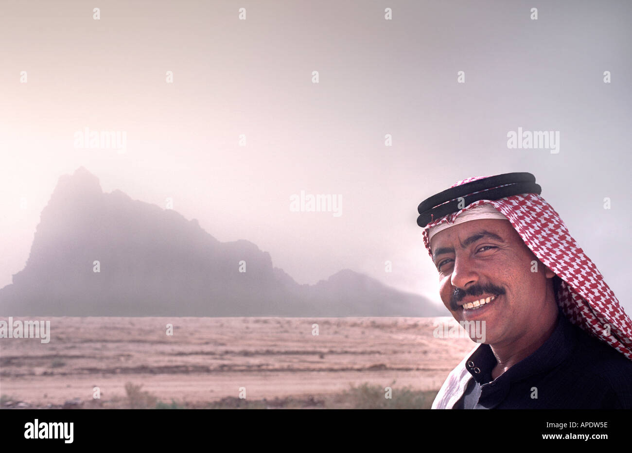Giordania uomo deserto sorridente musulmano arabo immagini e fotografie ...