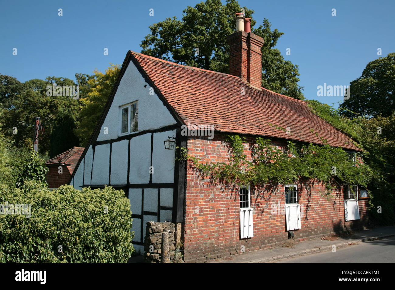Shere surrey cottage village immagini e fotografie stock ad alta ...