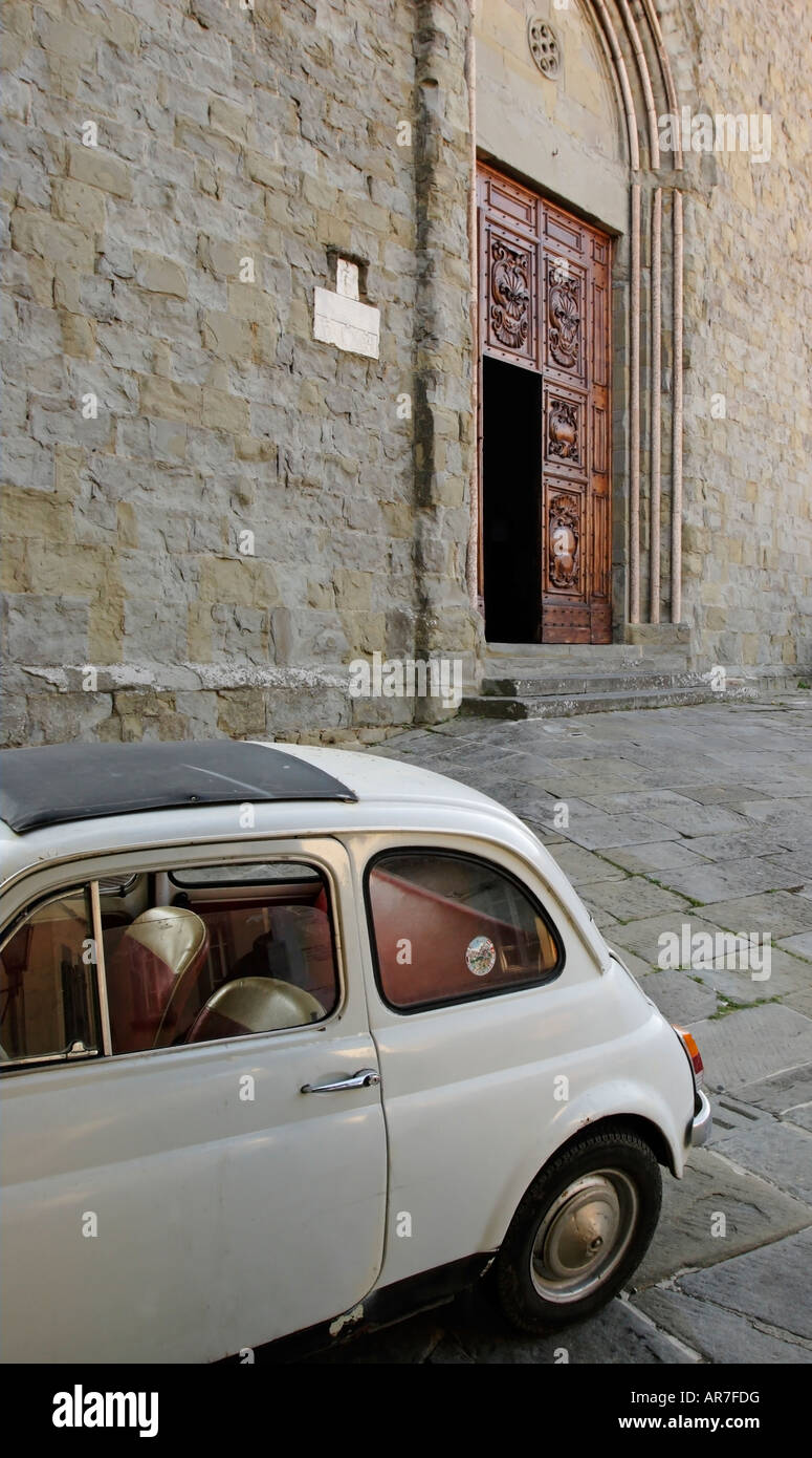 Italia fiat 500 vecchia tipica auto molto piccola italiana immagini e ...
