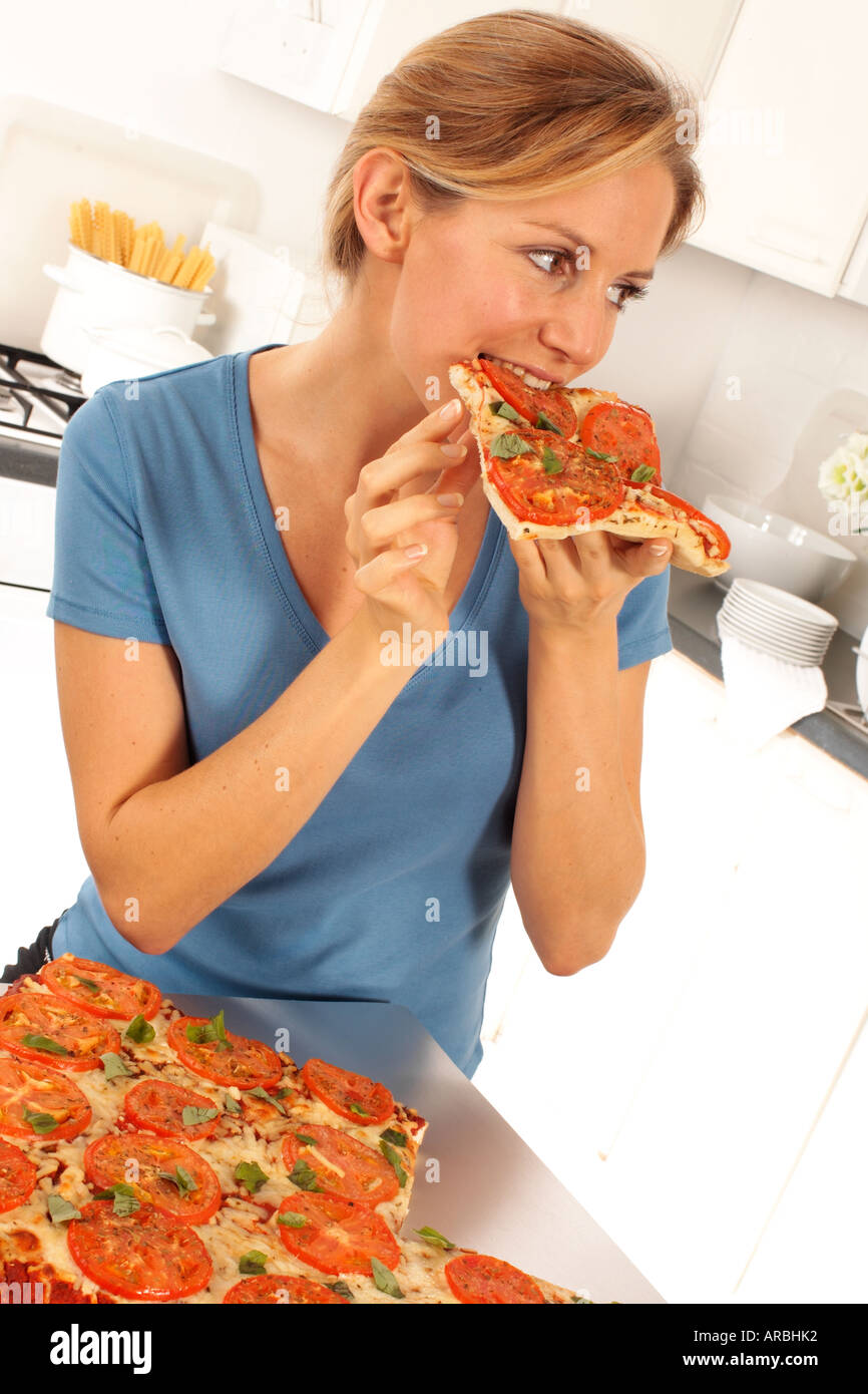 Ragazza che mangia pizza immagini e fotografie stock ad alta ...