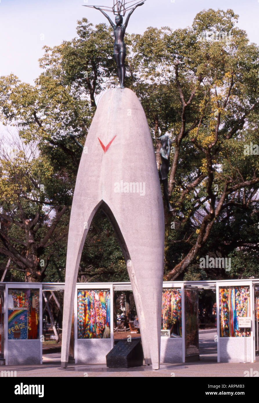Hiroshima monumento per la pace dei bambini immagini e fotografie stock ... Hiroshima monumento per la pace dei bambini immagini e fotografie stock ...