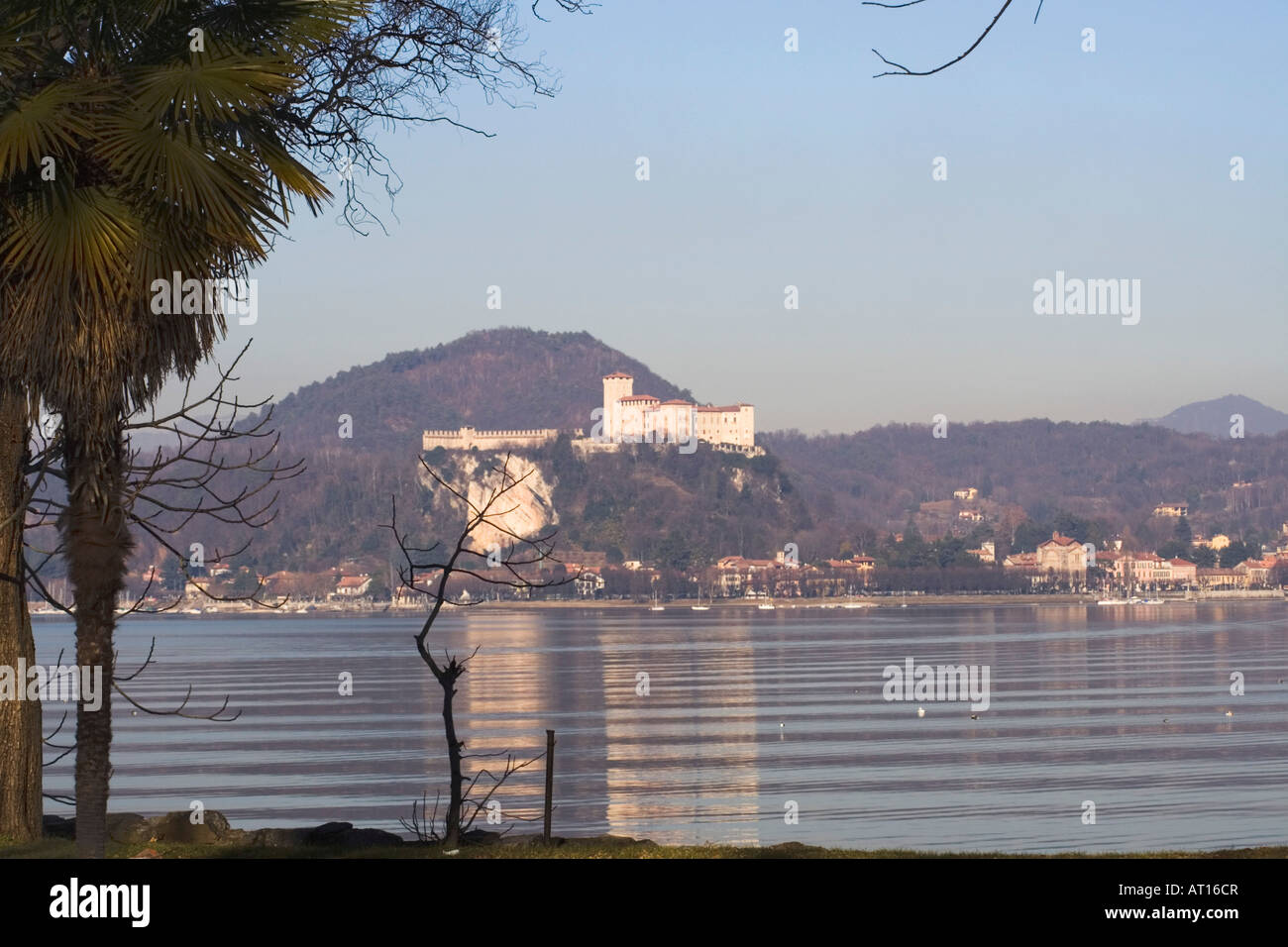 Lago maggiore angera castello immagini e fotografie stock ad alta ...