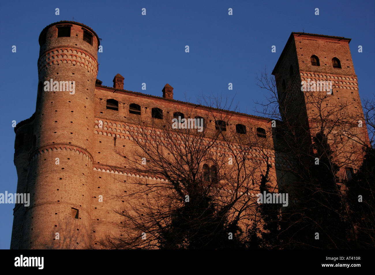 Monumenti italiani costruzione medievale langhe piemonte piemonte ...