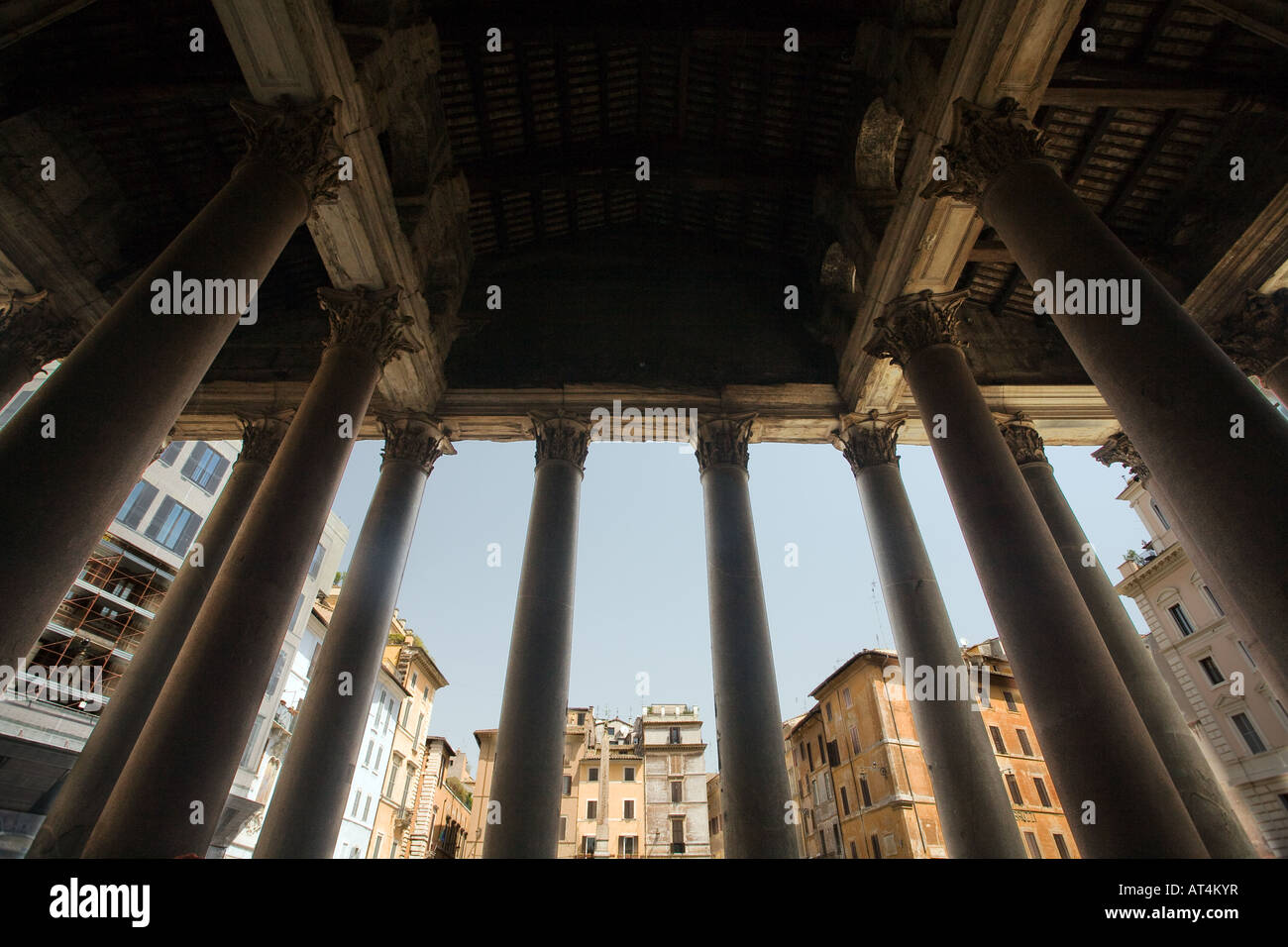 Il Pantheon pronao di colonne e la Rotonda square sullo sfondo, Roma ...