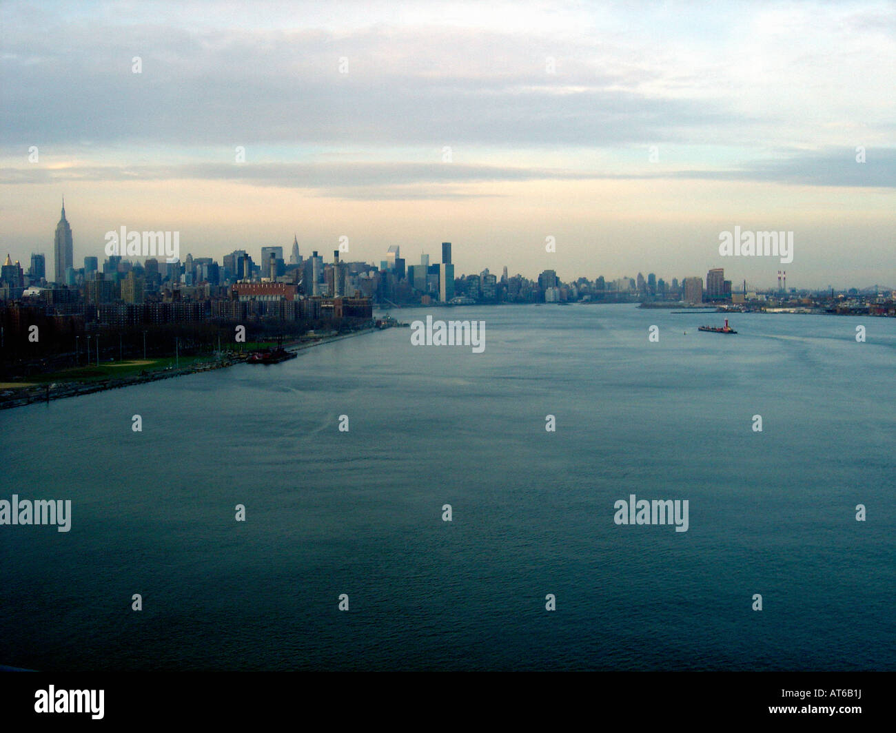 Vista panoramica sullo skyline di New York tra cui East River l' Empire ...