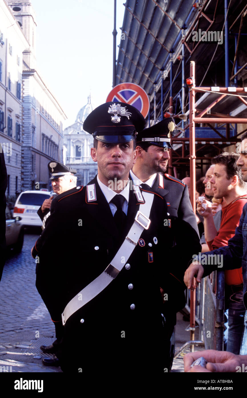 Carabinieri o polizia in Roma, Italia Foto stock - Alamy