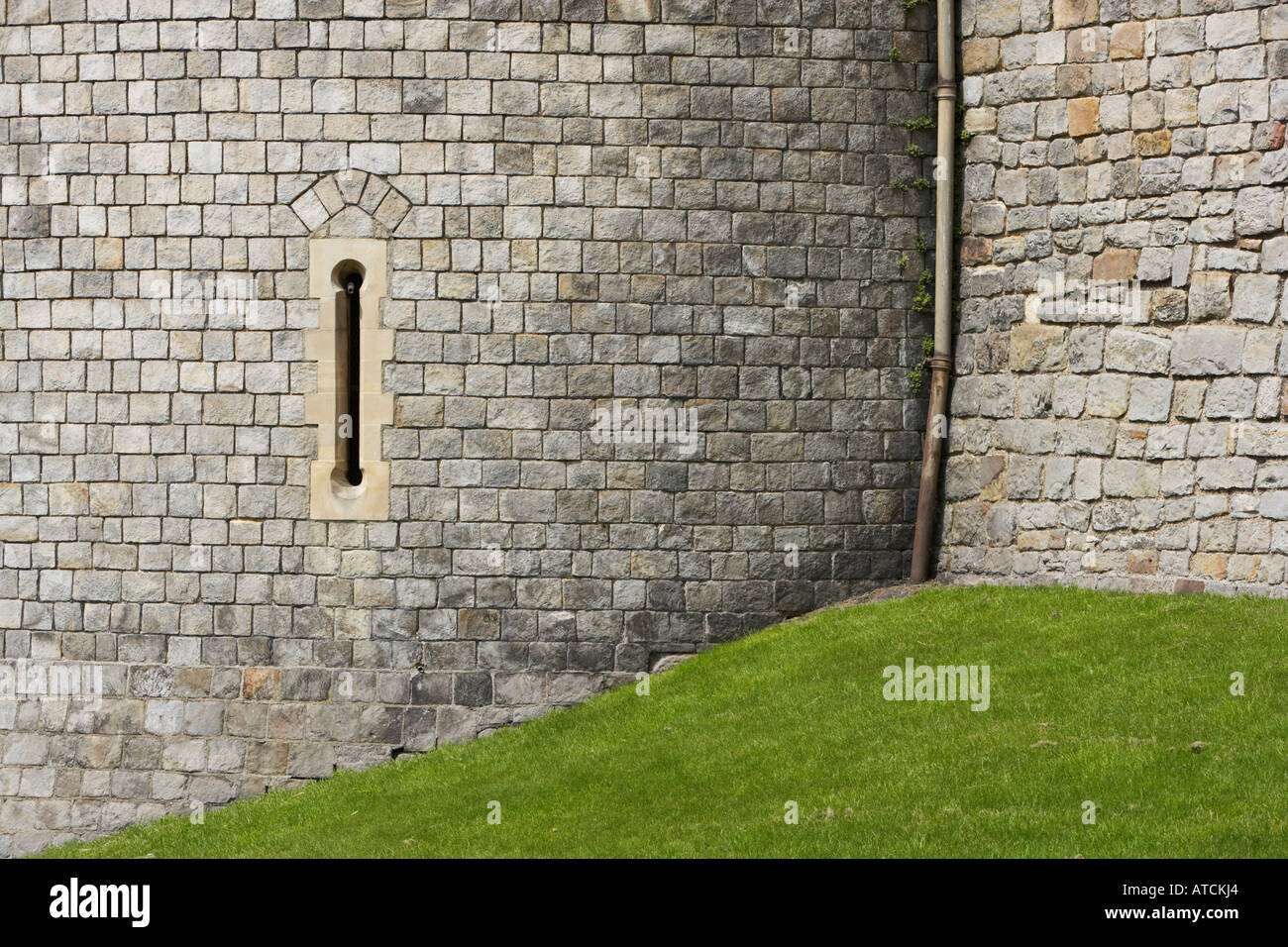 Feritoie nelle mura del Castello di Windsor Foto stock - Alamy