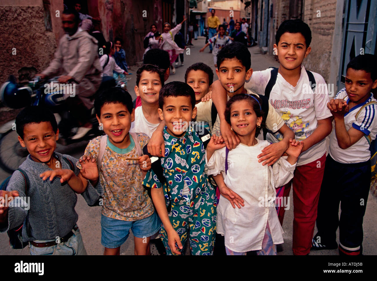 I marocchini, marocchina bambini, ragazzi e ragazze, studenti e scolari ...